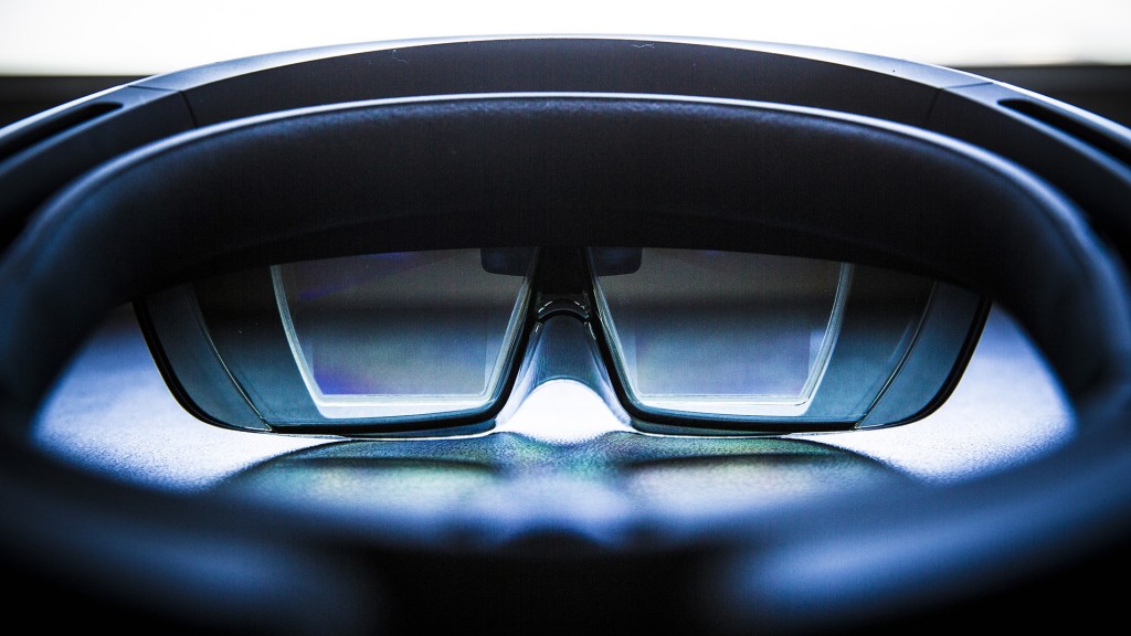 Первый взгляд на Microsoft HoloLens | Surface Pro